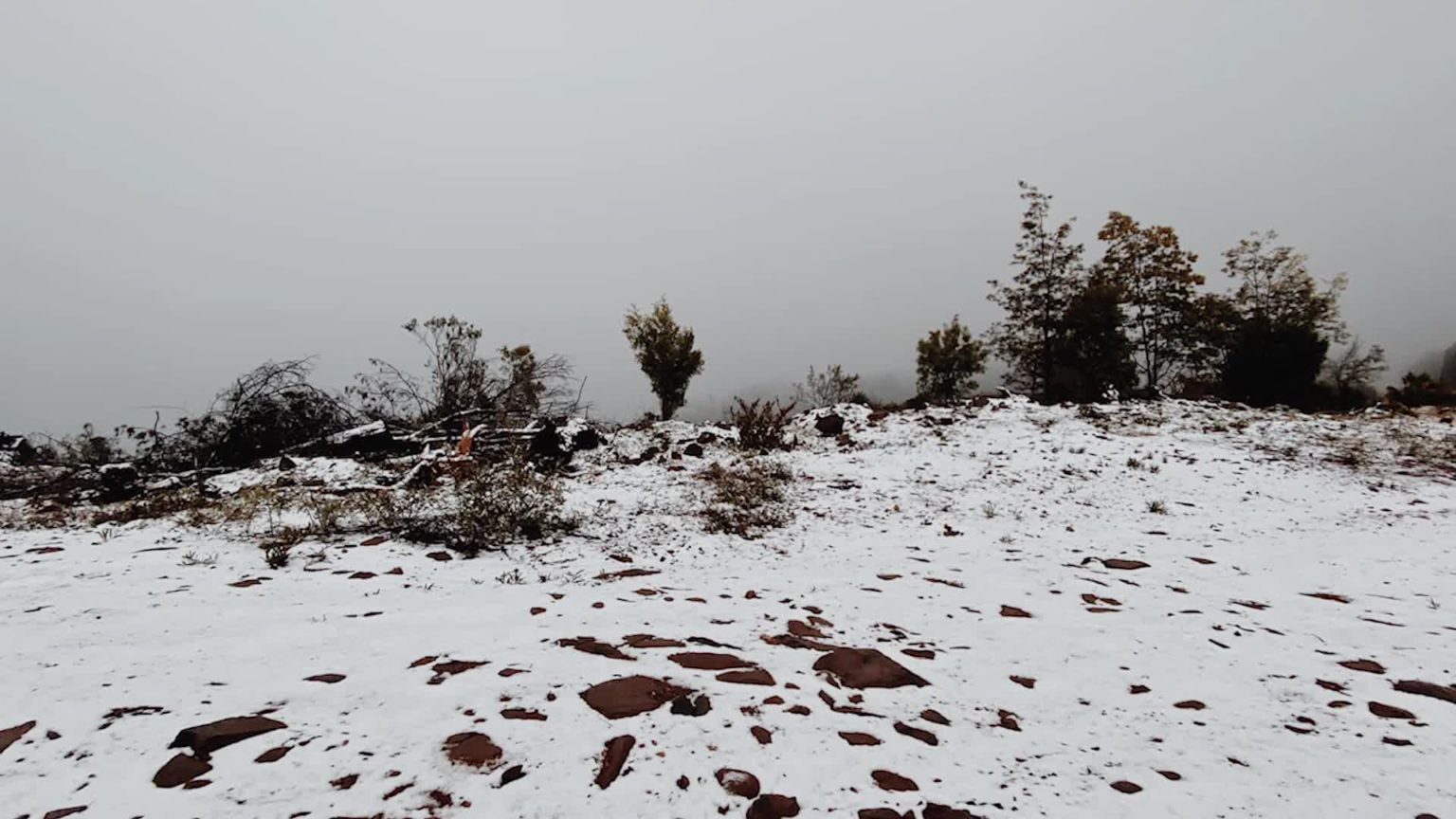 SNOW FALLS IN NUNDLE, GUYRA & HANGING ROCK – NBN News