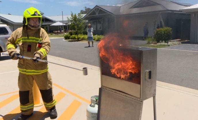 WOOLGOOLGA FRNSW CREW GIVES KITCHEN FIRE DEMONSTRATION – NBN News