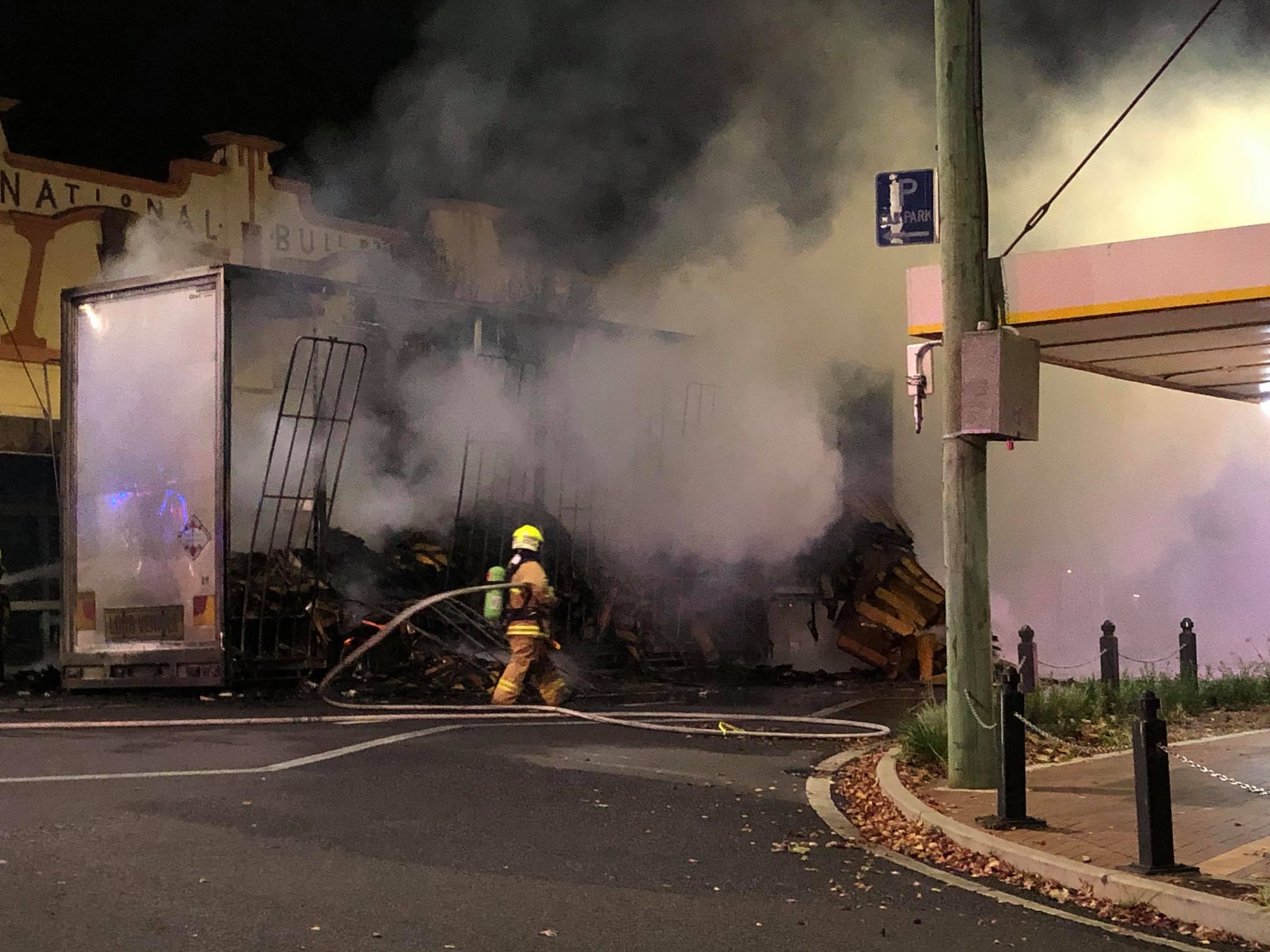 TRUCK BURSTS INTO FLAMES IN TENTERFIELD CBD – NBN News