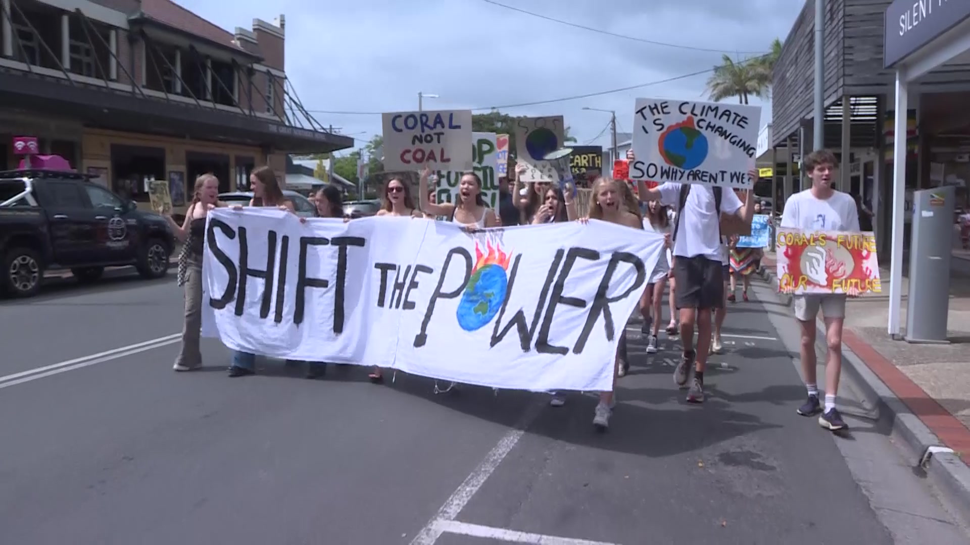 Hundreds of Byron students strike for climate change – NBN News