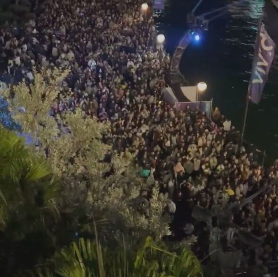 Crowd chaos as thousands pack Sydney Harbour foreshore for Vivid drone ...