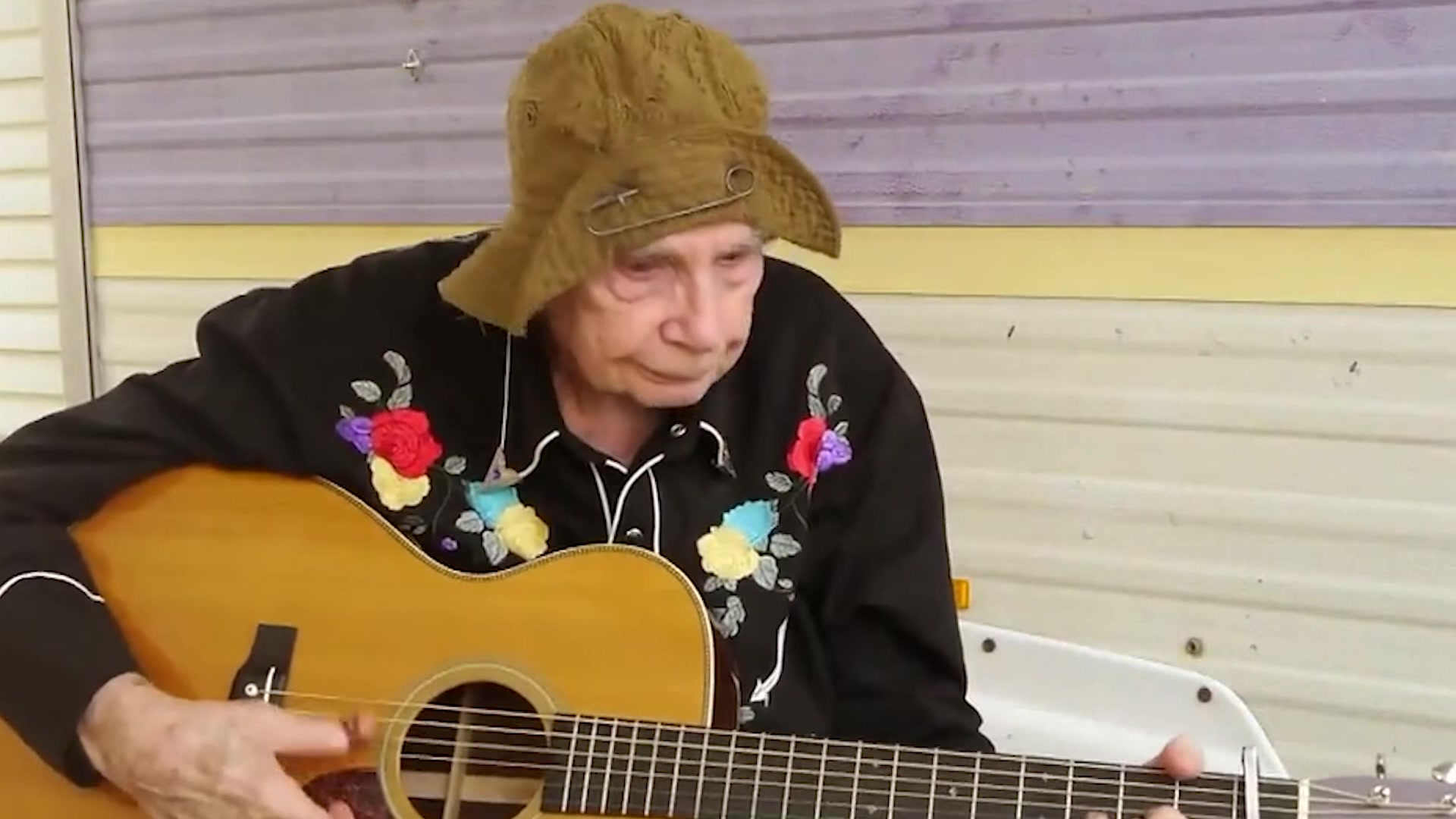 Tributes flow in Tamworth for country music legend – NBN News