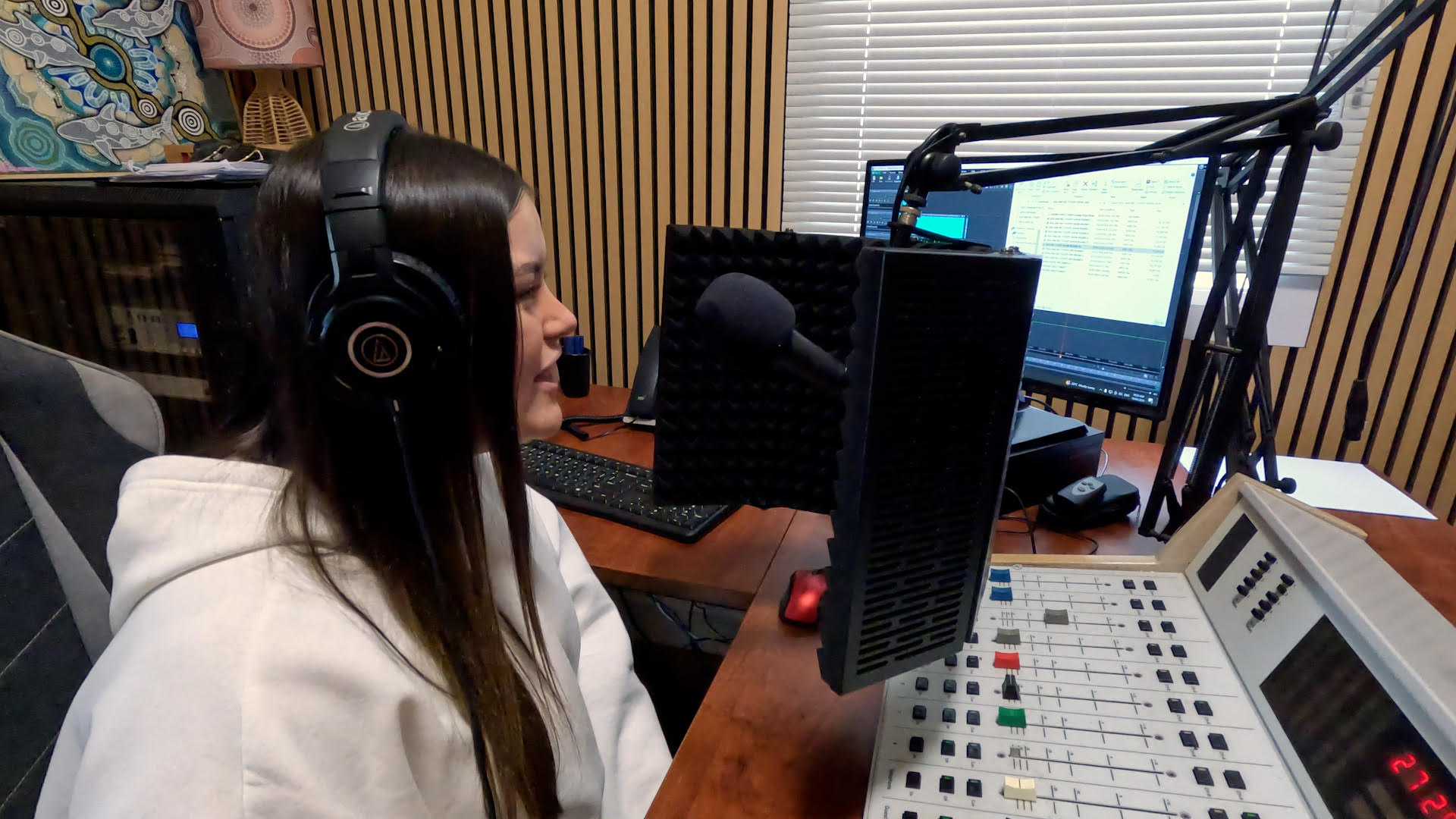 Ngarralinyi radio back on the airwaves following damaged antenna – NBN News